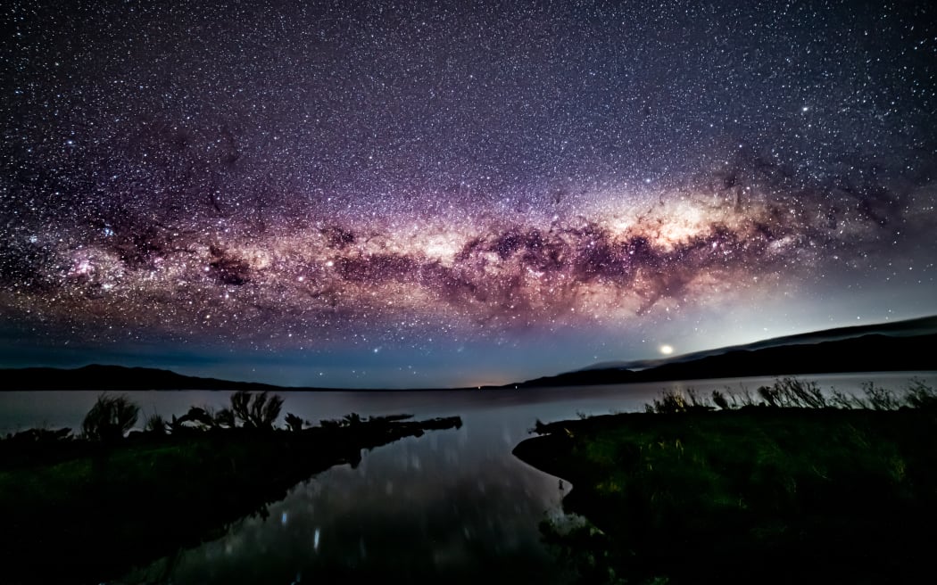 The giant arcs that may dwarf everything in the cosmos | RNZ News