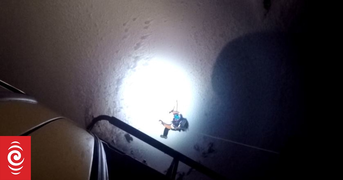 Rescuers dodge falling debris to save climbers | RNZ News