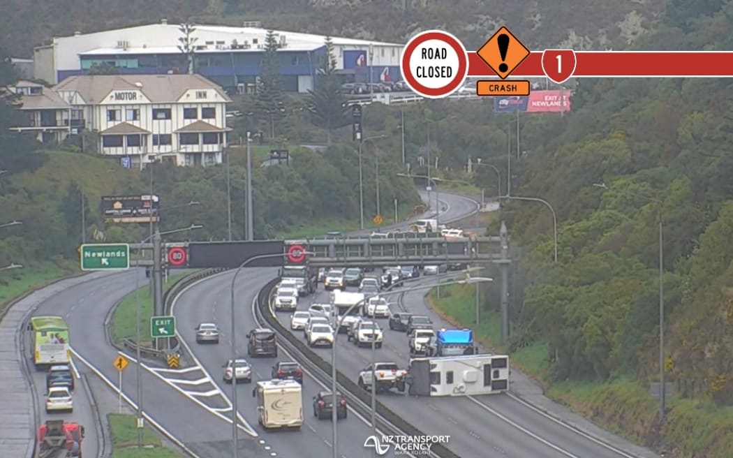 State Highway 1 in Wellington reopens after caravan flips | RNZ News
