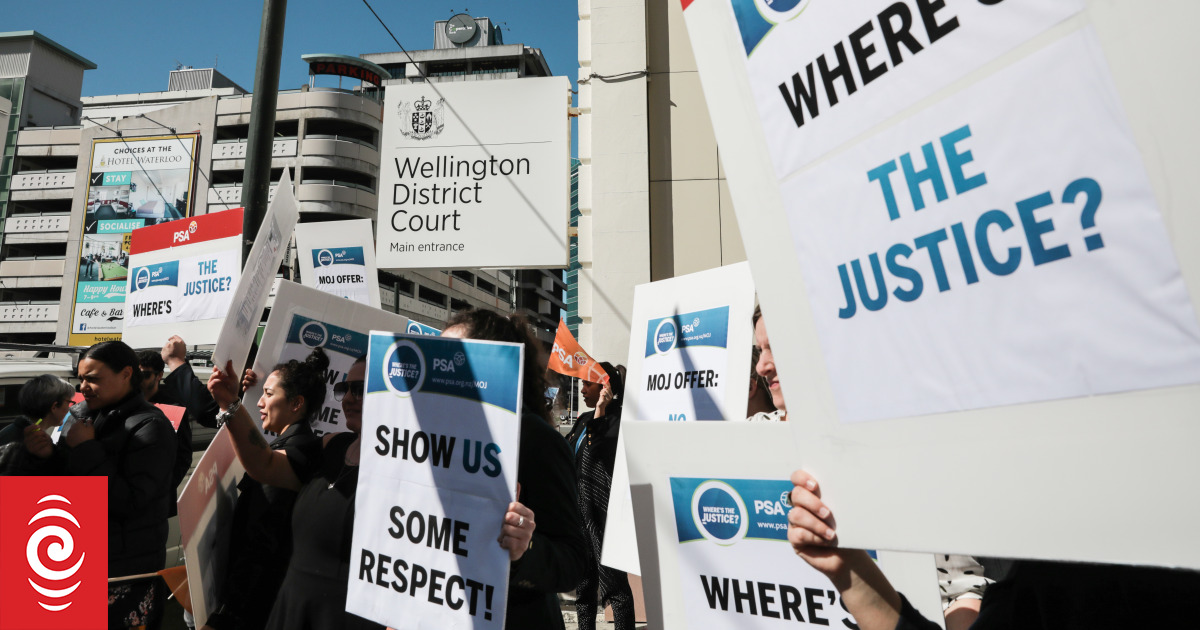 Court staff strike after Ministry's failed injunction bid | RNZ News