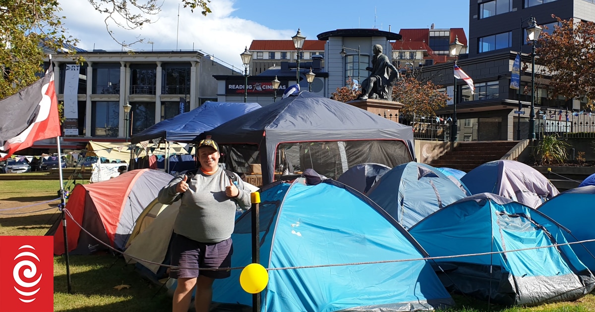 Ultimatum delivered to Dunedin Otagon protesters | RNZ