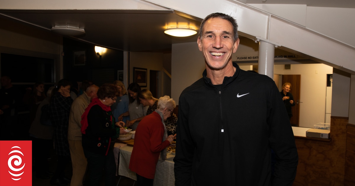 Former All Black Ian Jones' free feed brings community together | RNZ News