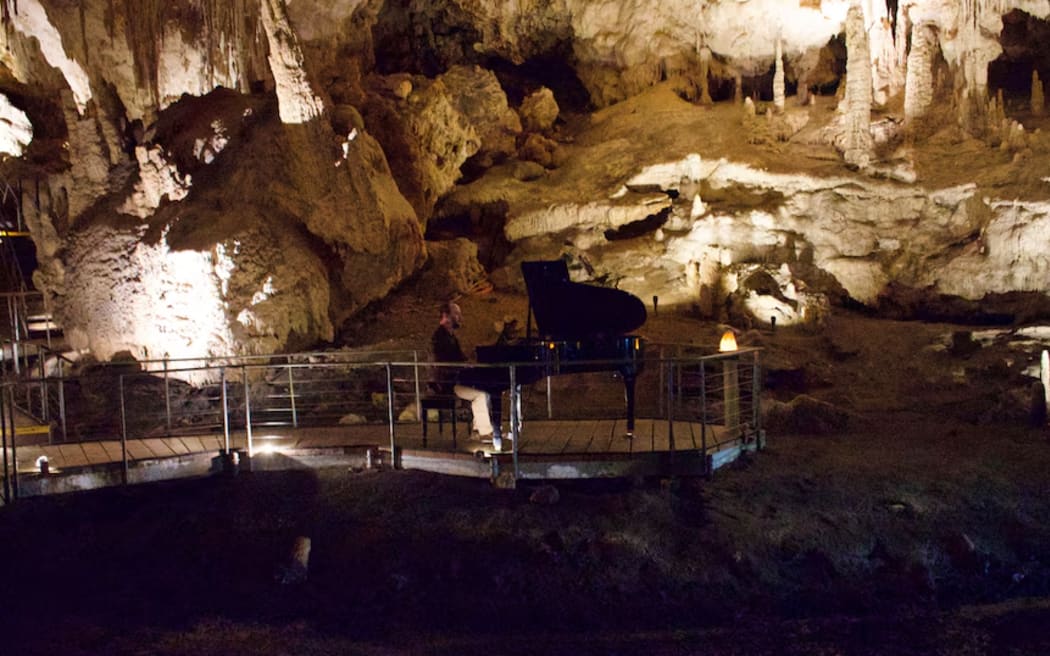 Tasmanian pianist takes outdoor performances to striking Australian ...
