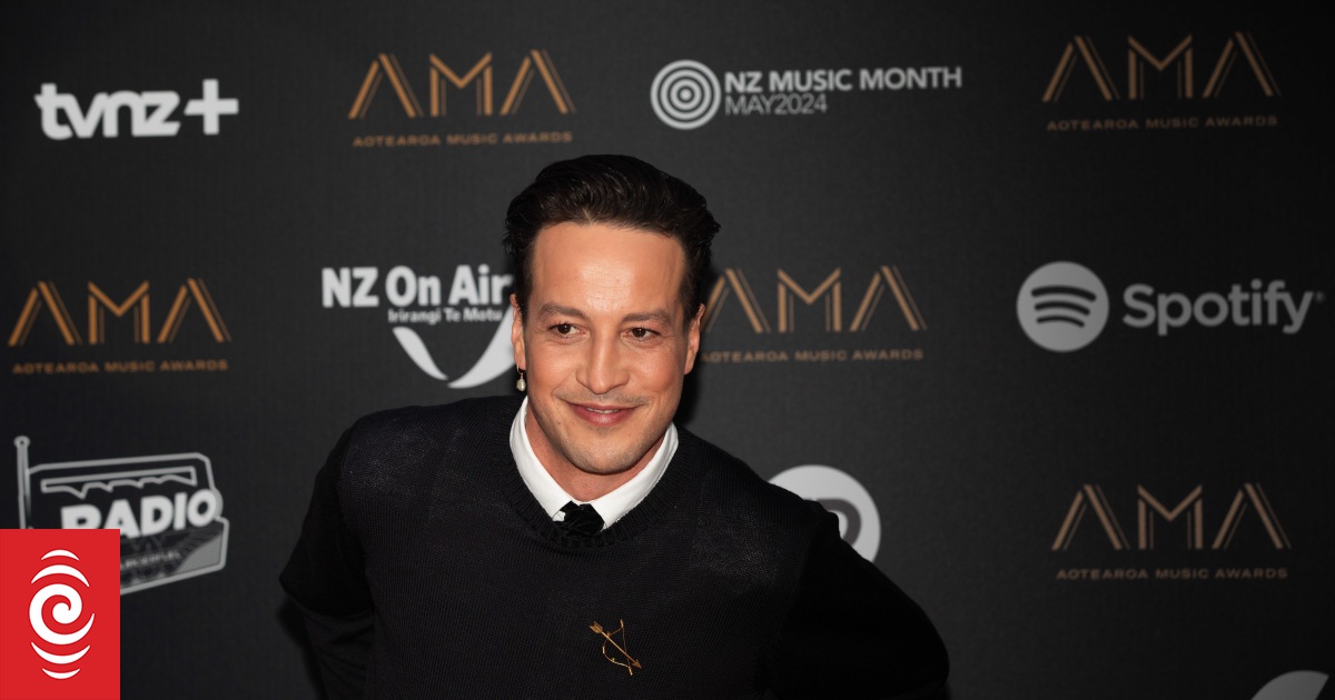 Marlon Williams' Aotearoa Music Awards trophy snaps in half | RNZ News