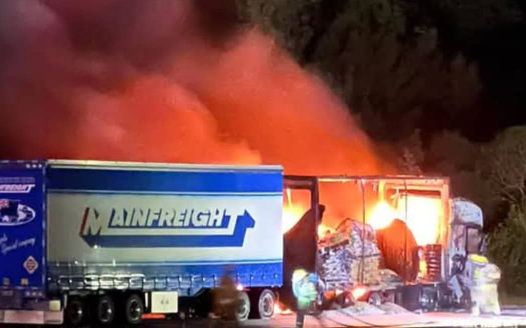 Truck fire closes SH1 northern motorway in Auckland | RNZ News