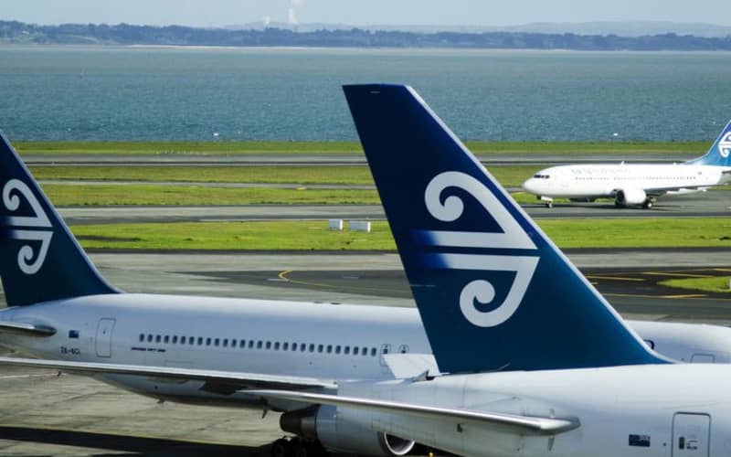 Four injured after Air NZ flight hits turbulence | RNZ