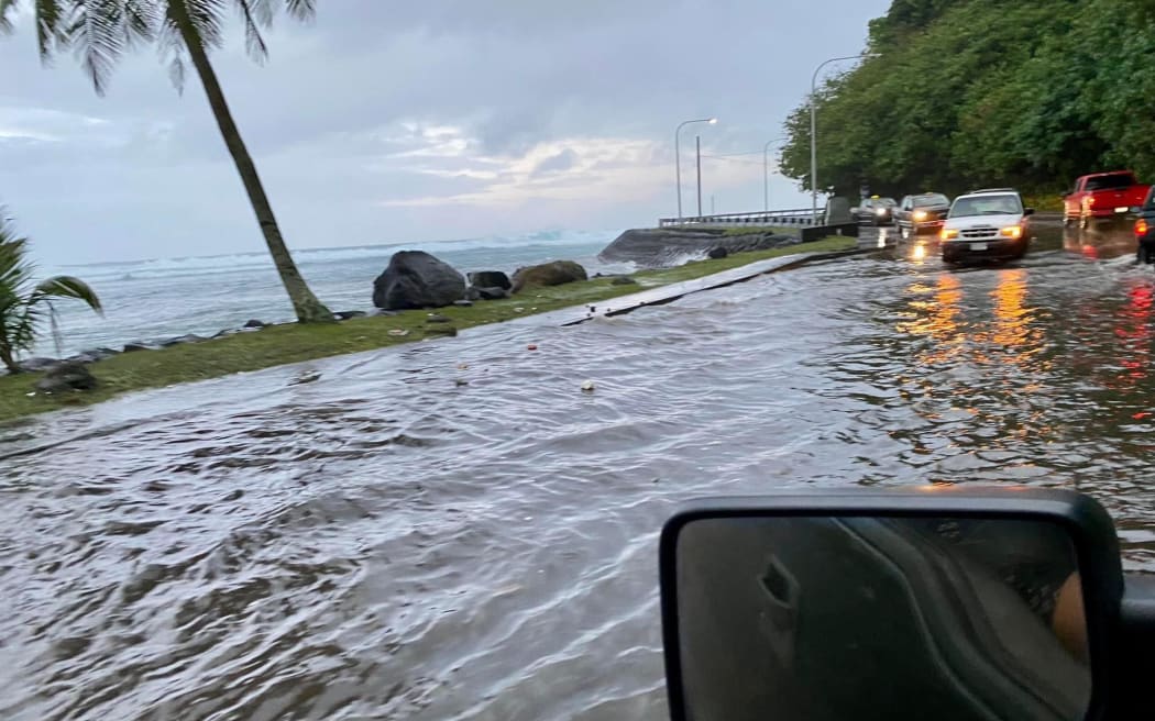 Warnings of 5m waves in Cook Islands following damaging storm | RNZ News