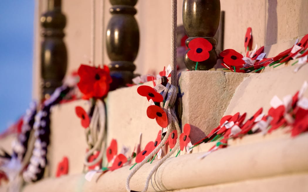 In pictures: Anzac Day marked at dawn services across NZ | RNZ News
