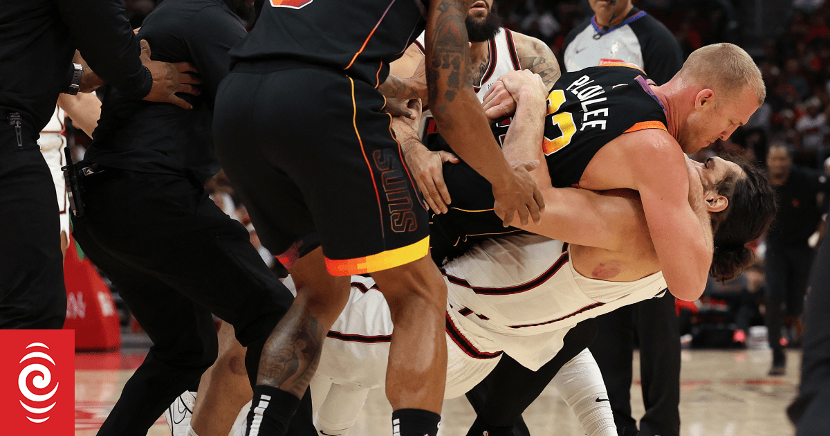 Basketball: Steven Adams ejected after on-court tussle | RNZ News