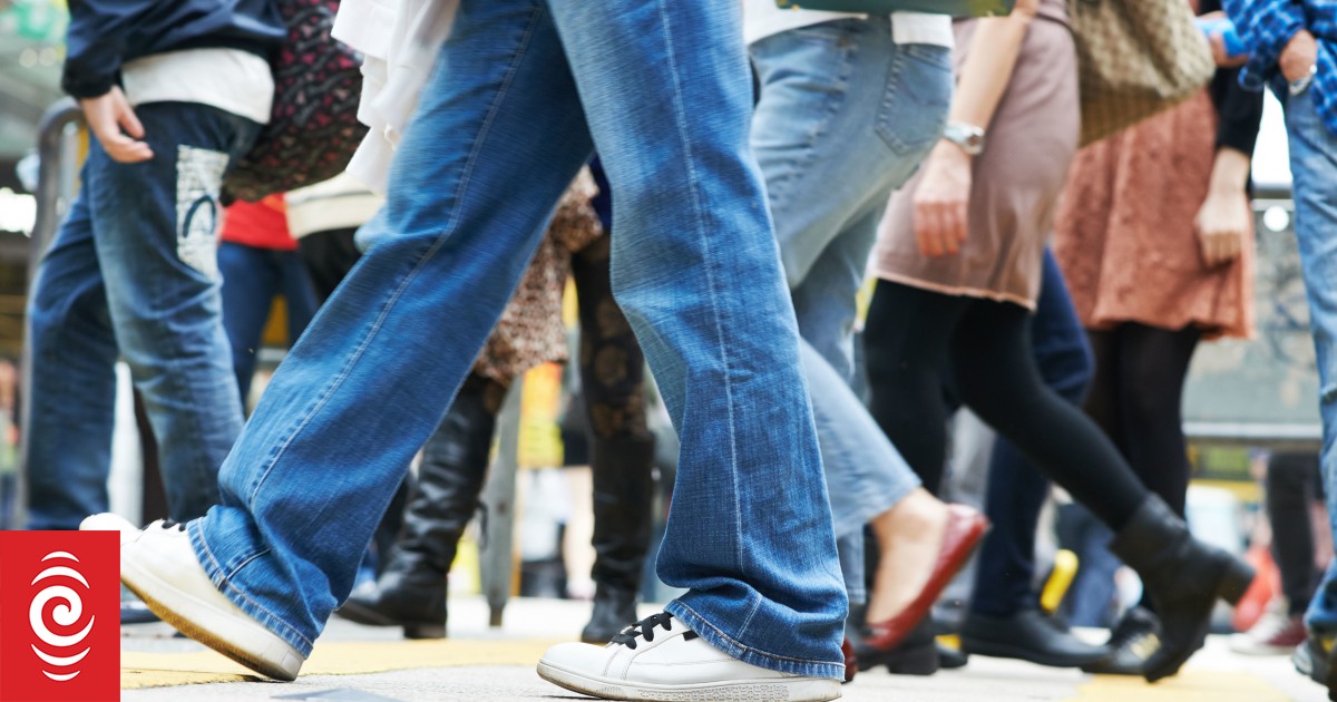 NZ-based study: slow walking at 45 'a sign of faster ageing' | RNZ News