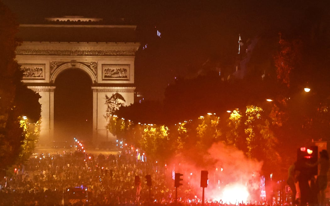 Arrests and clashes as tensions erupt in Paris on PSG victory night ...