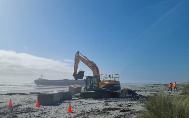 Grounded Manahau barge 'unfit for purpose', former harbourmaster says | RNZ