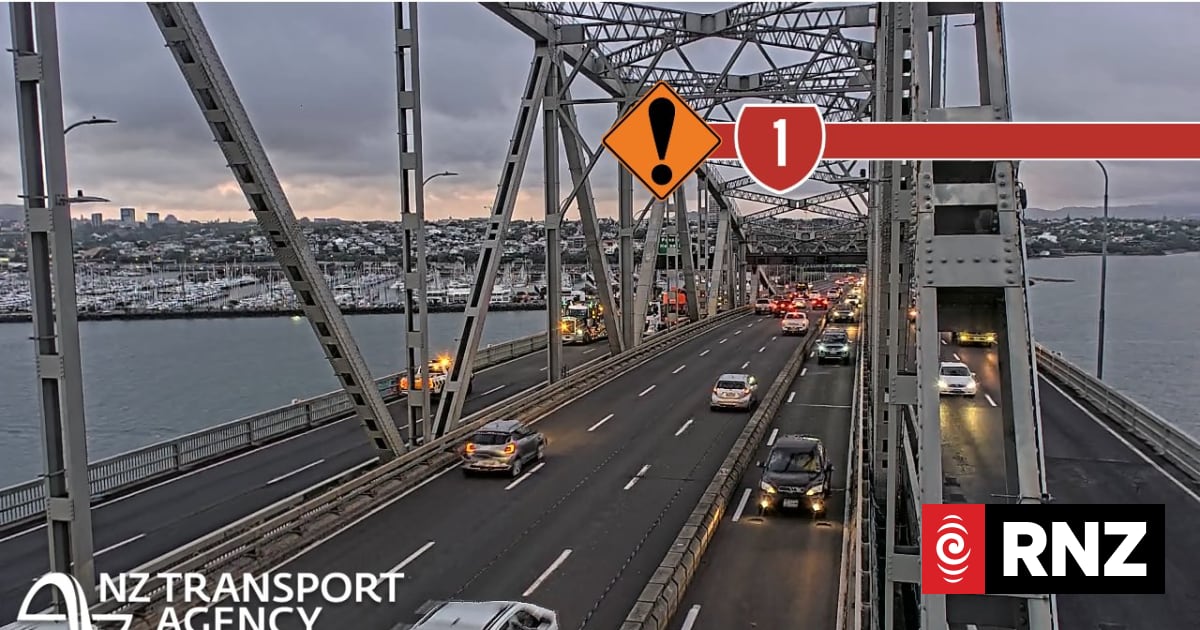 Delays on Auckland Harbour Bridge after roadworks equipment breakdown | RNZ