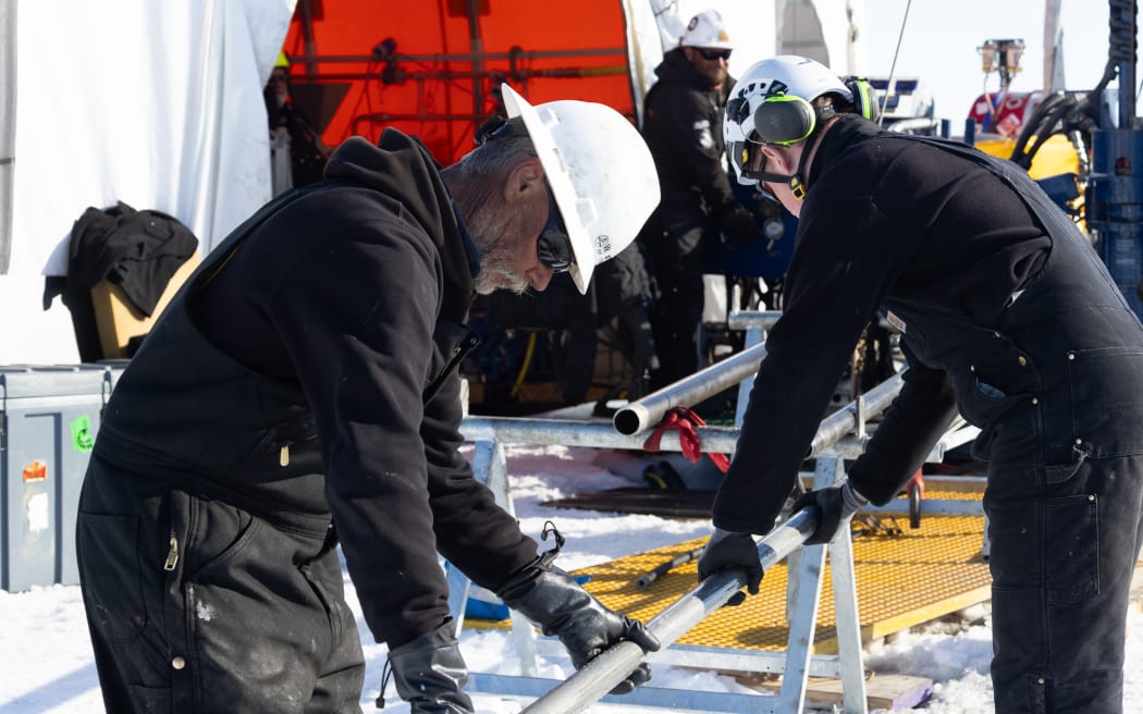 Antarctic expedition collects evidence that ice sheet melted during ...
