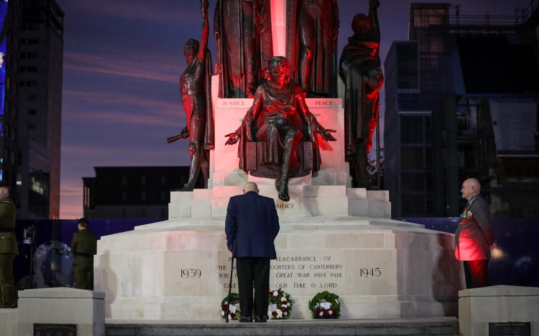 In pictures: Anzac Day marked at dawn services across NZ | RNZ News