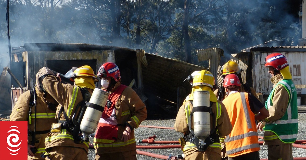 'Loud bangs' heard in Lower Hutt quarry fire | RNZ News