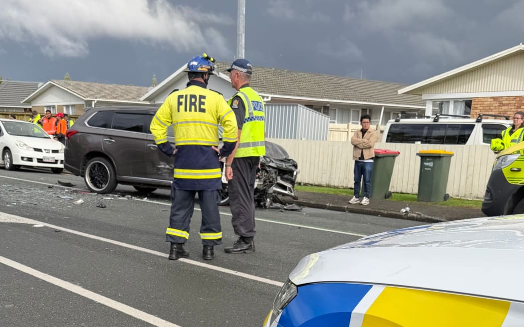 Crash between bus and multiple cars on Auckland's Te Atatu Road leaves ...
