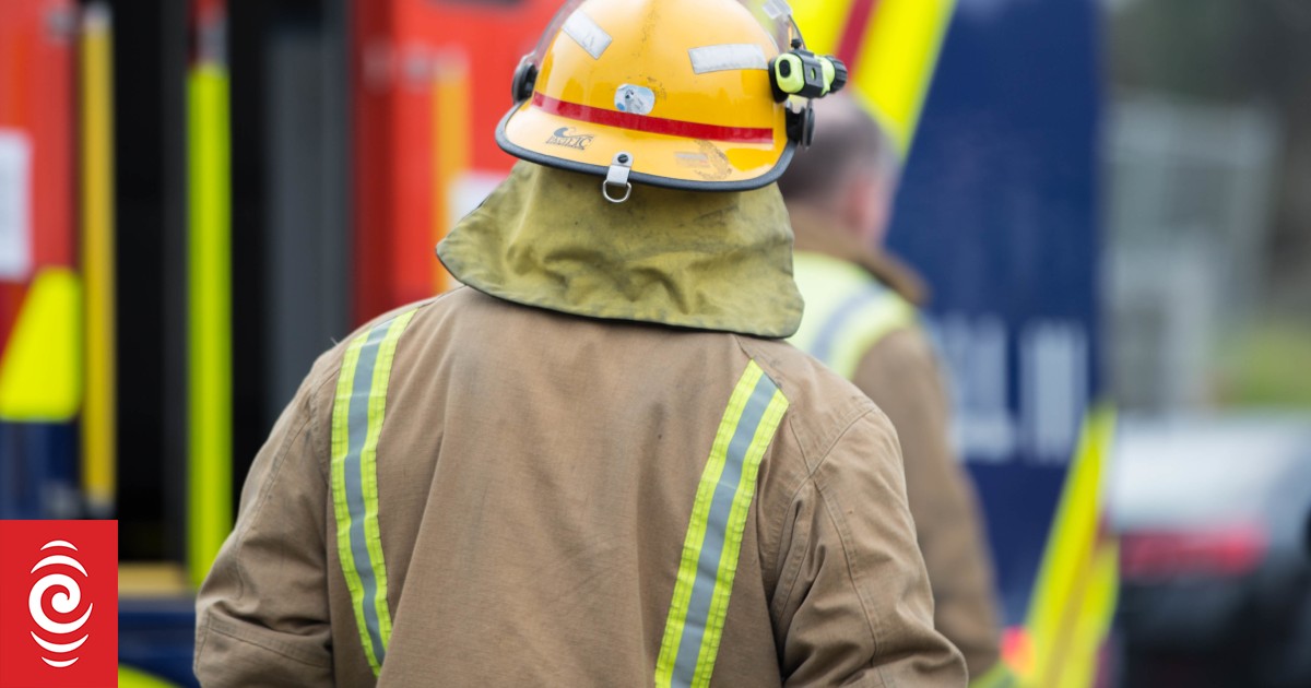 Firefighters battle fires in Auckland scrapyard and Levin house | RNZ News
