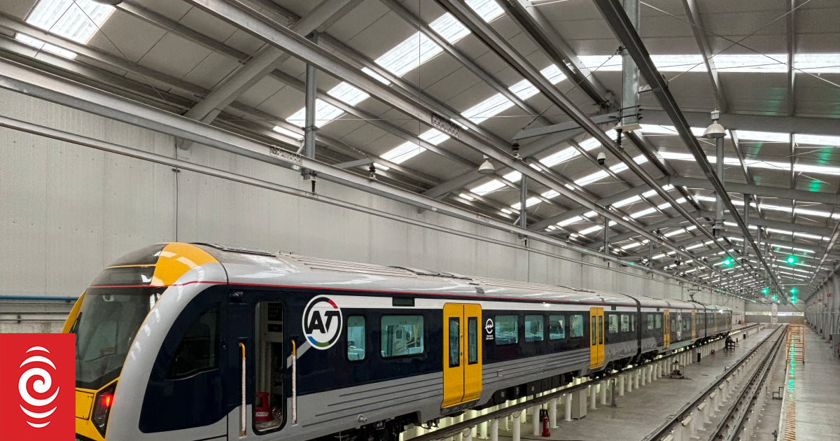 New Auckland passenger trains arrive in city from Mexico | RNZ News