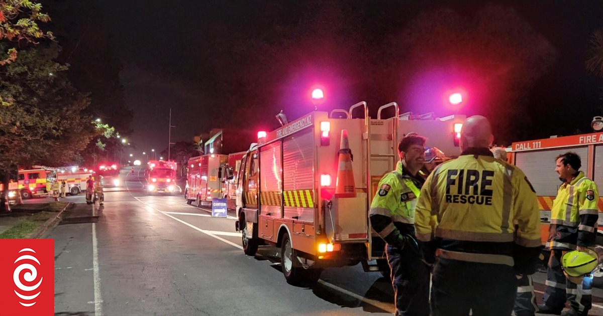 Fire crews tackle large blaze on Auckland's North Shore | RNZ News