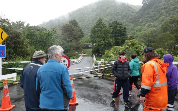 Bridge with 'broken back' cuts off homes | RNZ