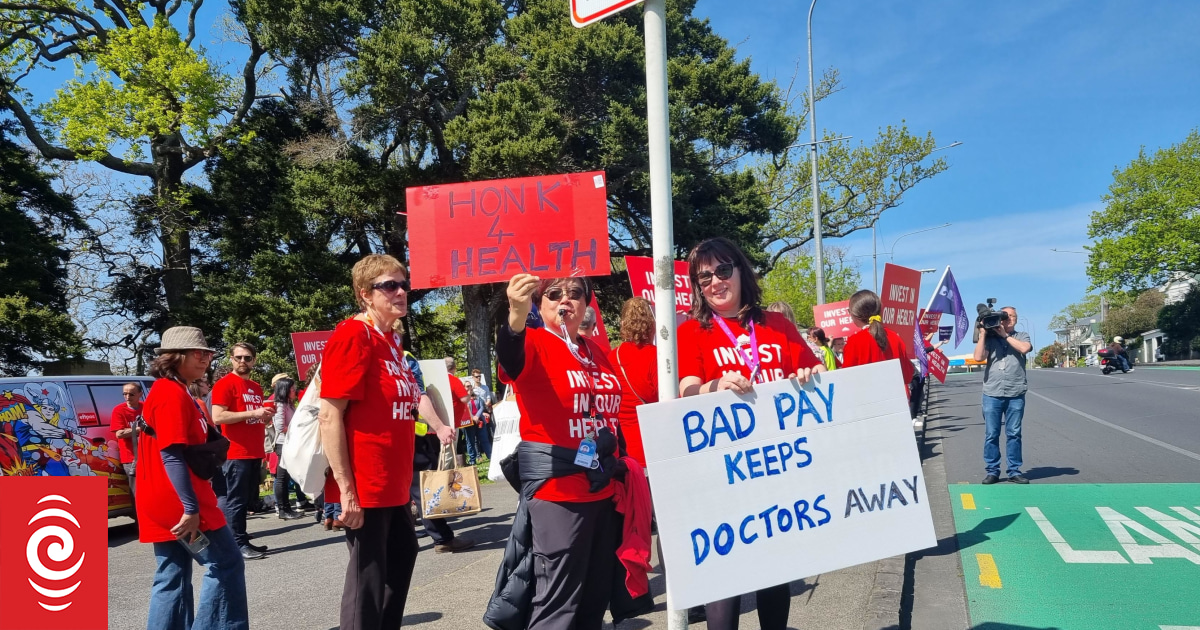 'Utterly demoralising' - doctors strike over pay and conditions | RNZ News