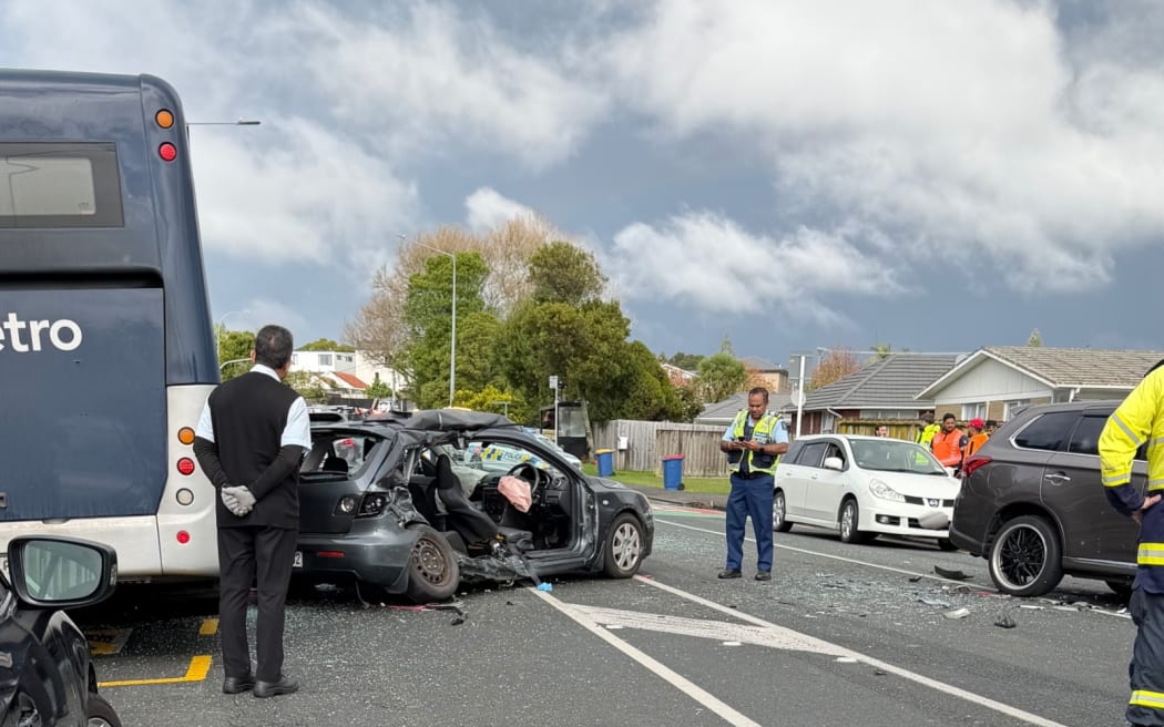 Crash between bus and multiple cars on Auckland's Te Atatu Road leaves ...