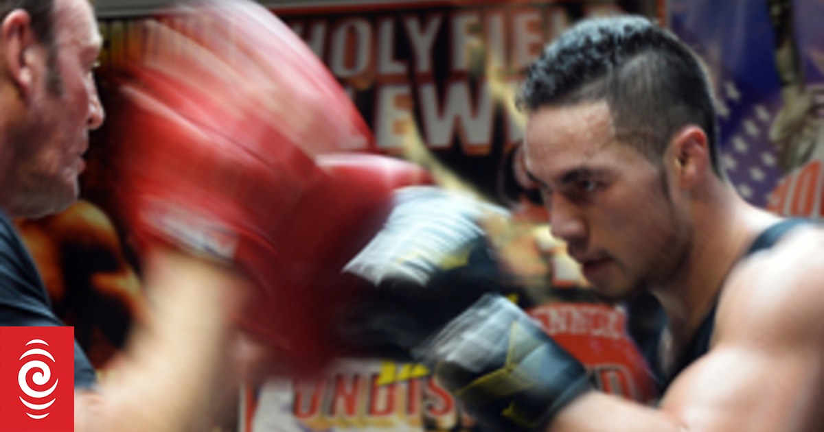 All eyes on NZ Samoan boxer as he fights for world title | RNZ
