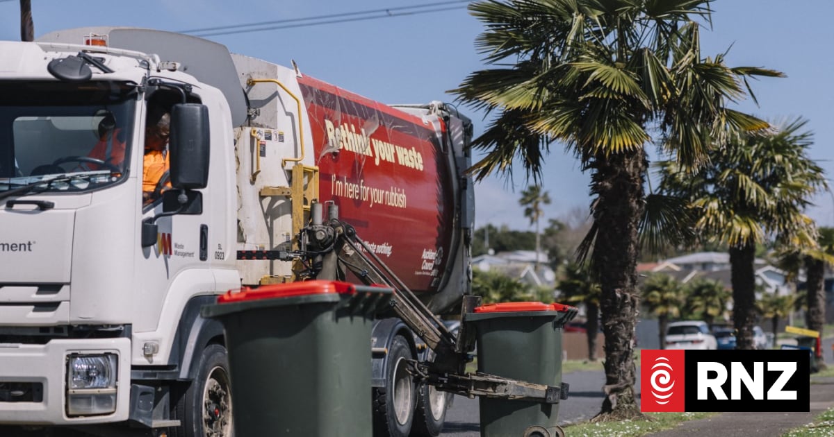 Auckland's fortnightly rubbish collection trial kicked to curb | RNZ