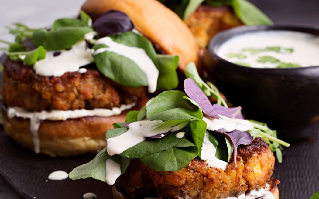Salmon burgers with herbed yoghurt | RNZ Recipes