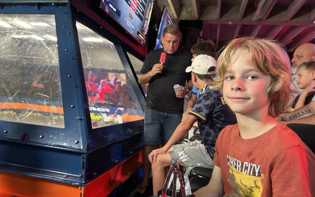 Robot Rampage: Enthusiasts watch epic final fight in Auckland | RNZ