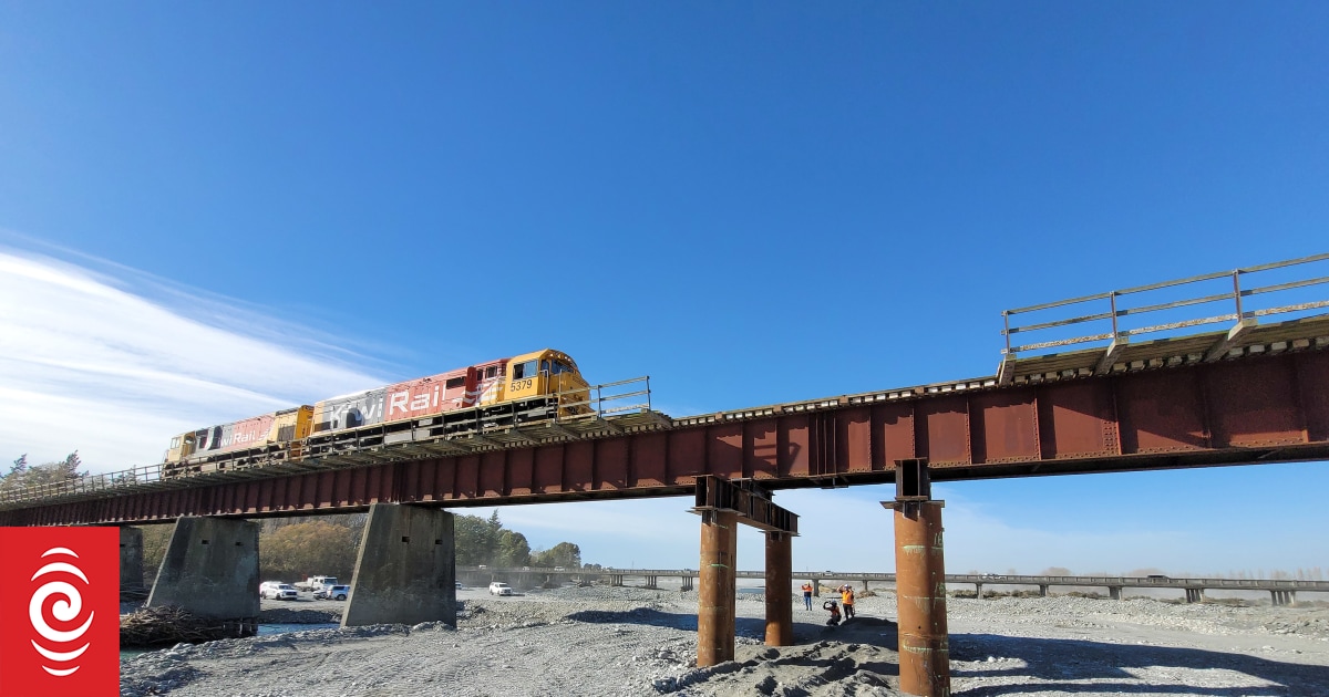 Rail bridge reopened after floods left it sagging | RNZ News