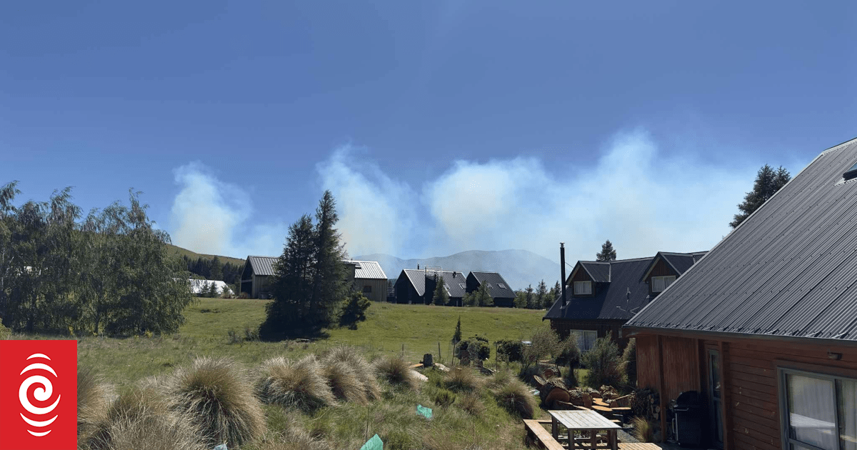 Castle Hill fire remains too difficult to contain | RNZ News