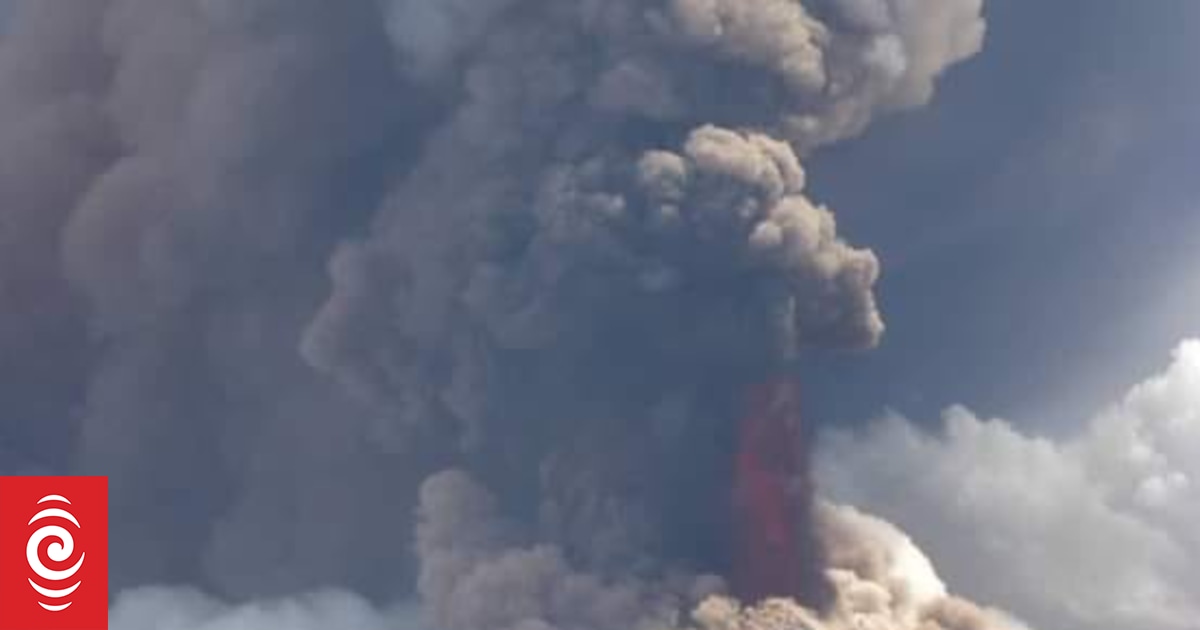 Continuing ashfall from PNG volcano | RNZ News