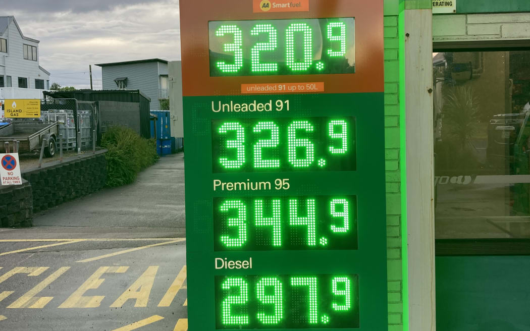 'Price of paradise': Waiheke residents brace for fuel price hike | RNZ News