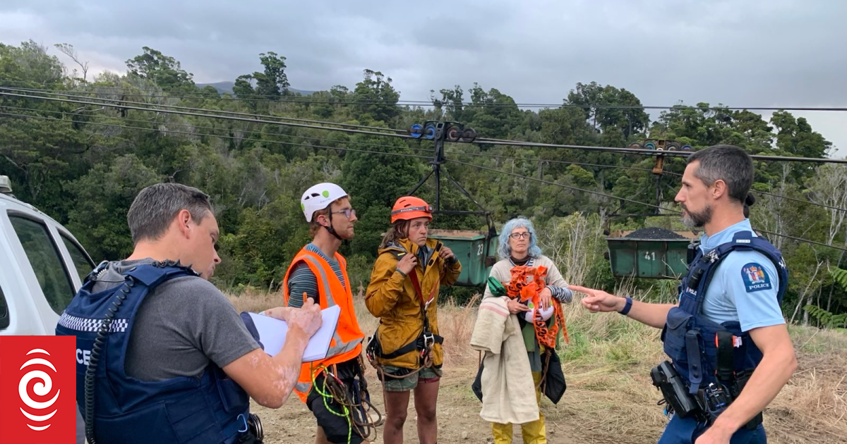 West Coast coal mine protest at Stockton ends as police arrest three ...