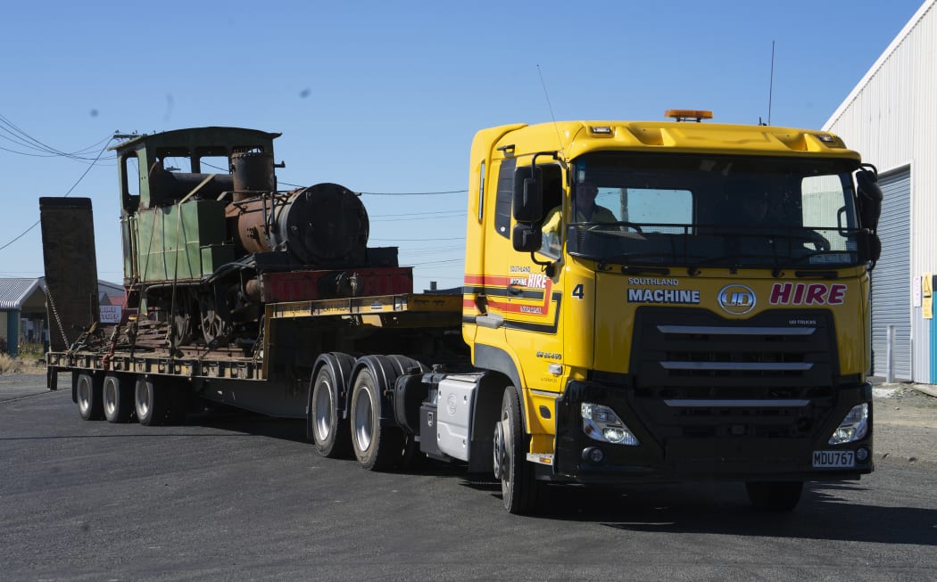 Rare steam locomotive arrives back in Southland for restoration | RNZ News
