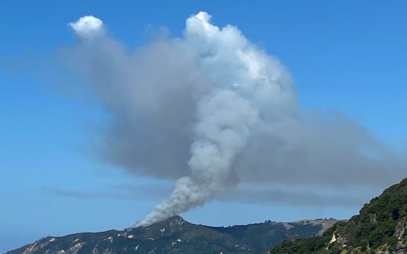 Appeal over drone use as bid to extinguish Coromandel fire continues | RNZ