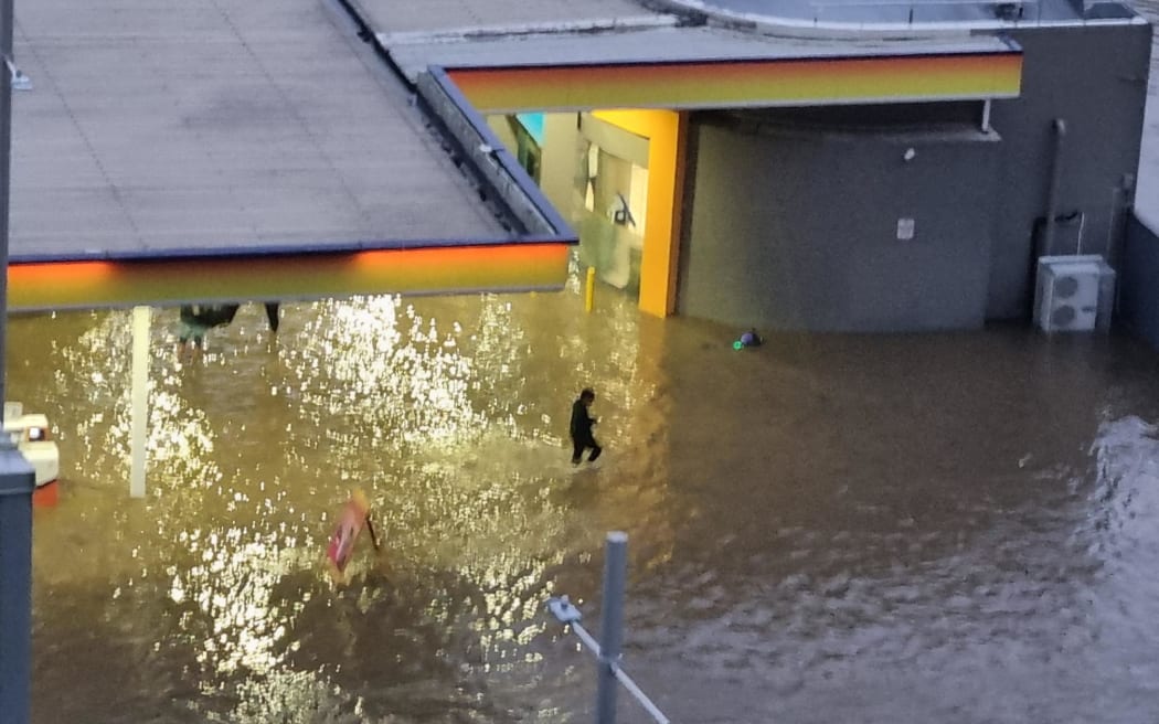In photos: Heavy rain causes flooding, evacuations in Auckland | RNZ News