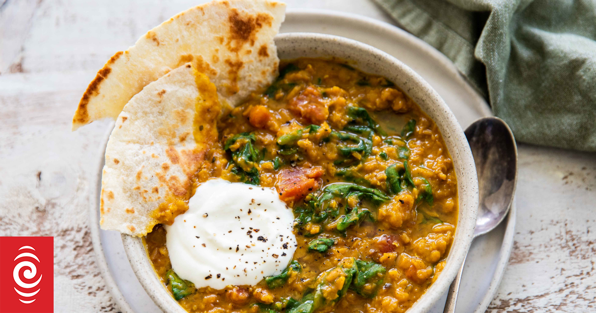 Easy Eats: Red Lentil, Spinach and Tomato Dhal recipe | RNZ