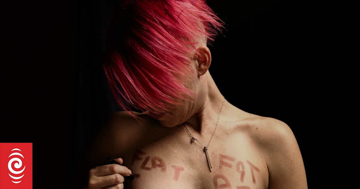 To deal with body shame, Mandi Lynn turned 300 women gold and photographed them nude | RNZ