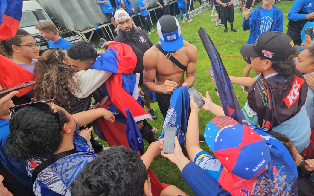 Toa Samoa players, fans bring the heat ahead of clash against Kiwis ...