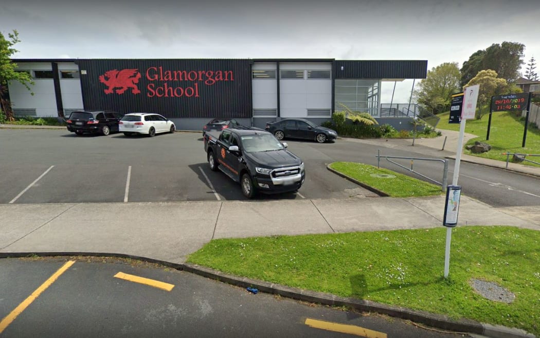 New cluster spreads to North Shore school | RNZ News