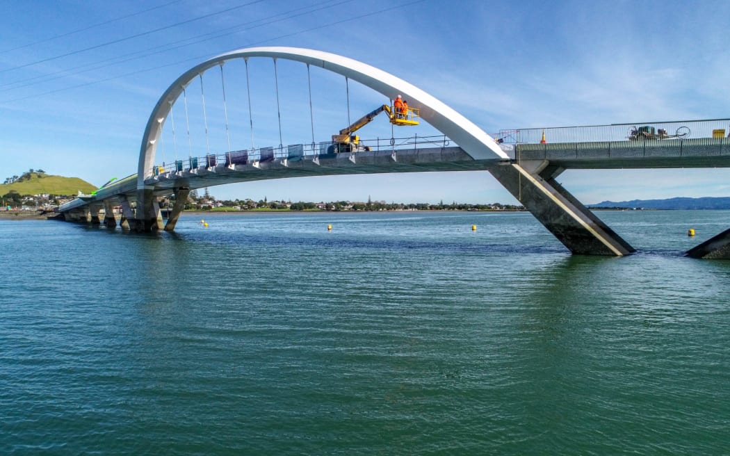 Waka Kotahi adds finishing touches to new $38m Māngere bridge | RNZ News