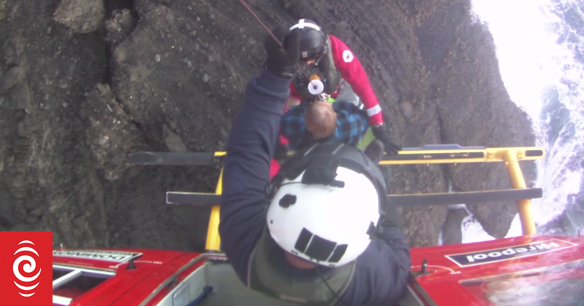 Man stranded on rocks rescued | RNZ News
