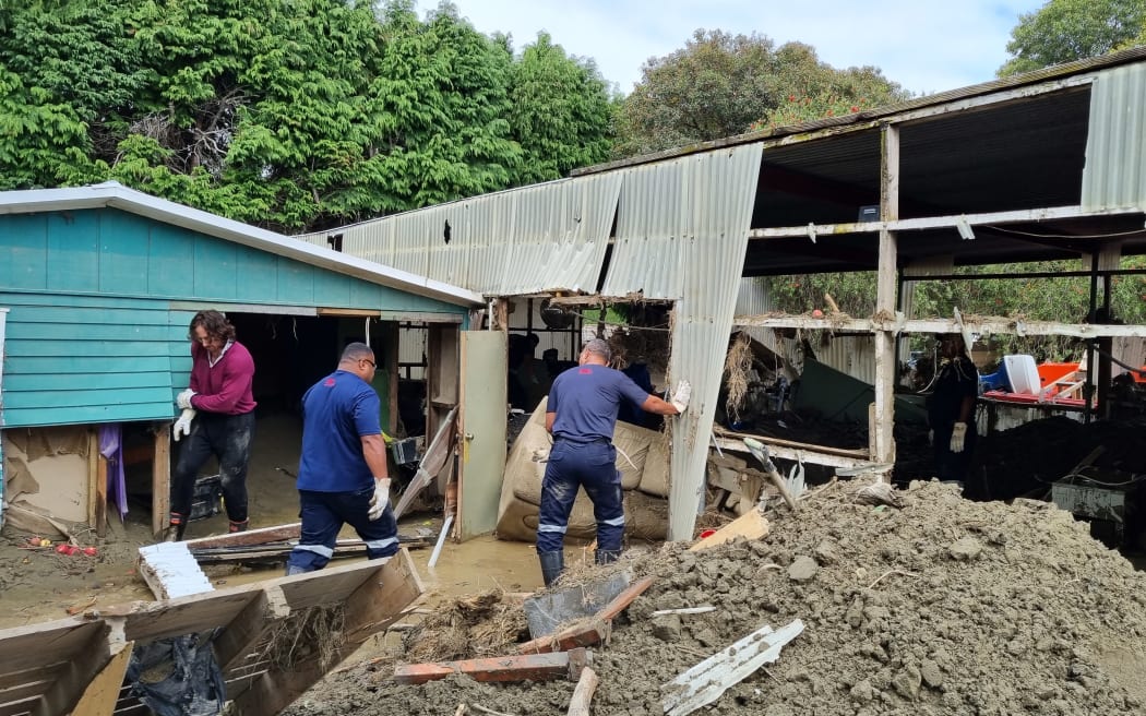 Firefighters from Fiji get stuck into the cyclone cleanup | RNZ News