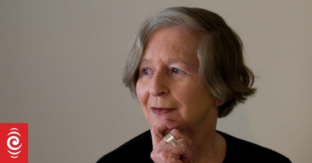 Elizabeth Smither's poems about home, family and mortality | RNZ