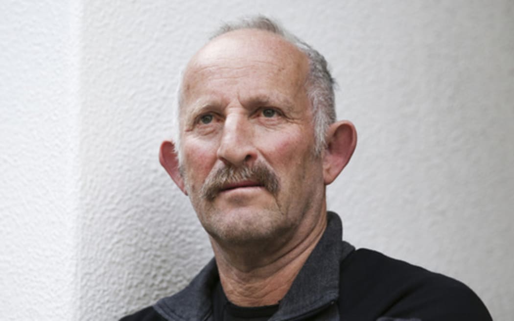 Gareth Morgan leaves his mark on Transmission Gully | RNZ News