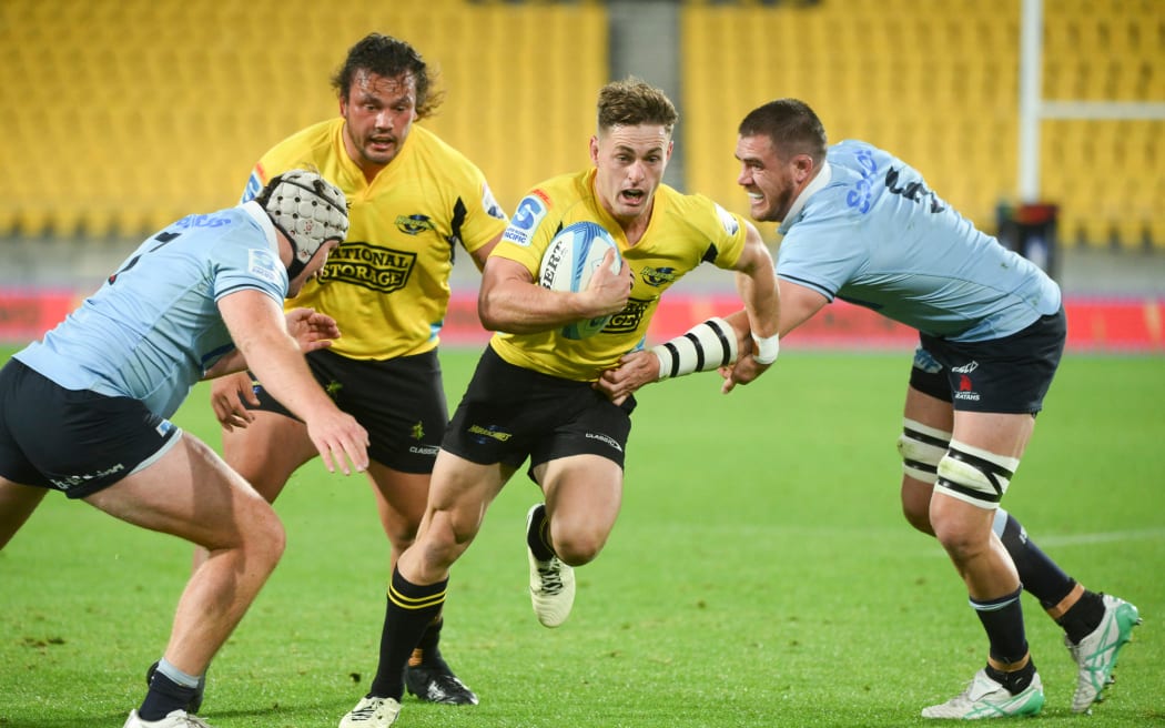 Hurricanes wallop Waratahs in Wellington | RNZ News