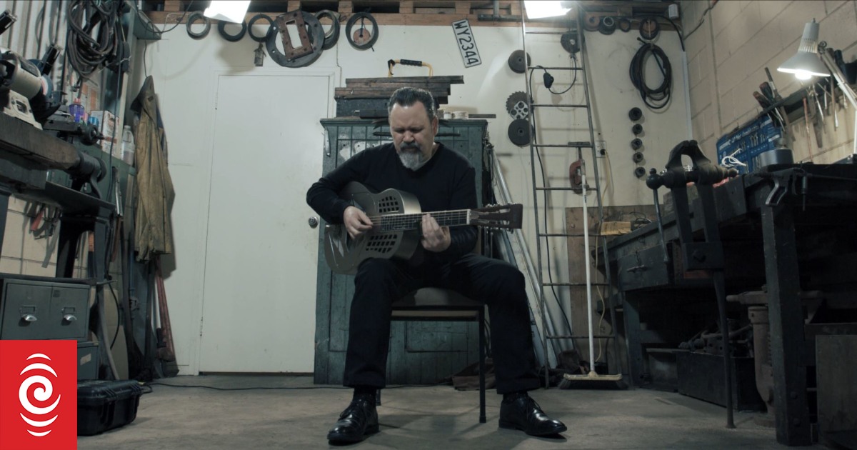 Singer takes aim at parliament with new song | RNZ